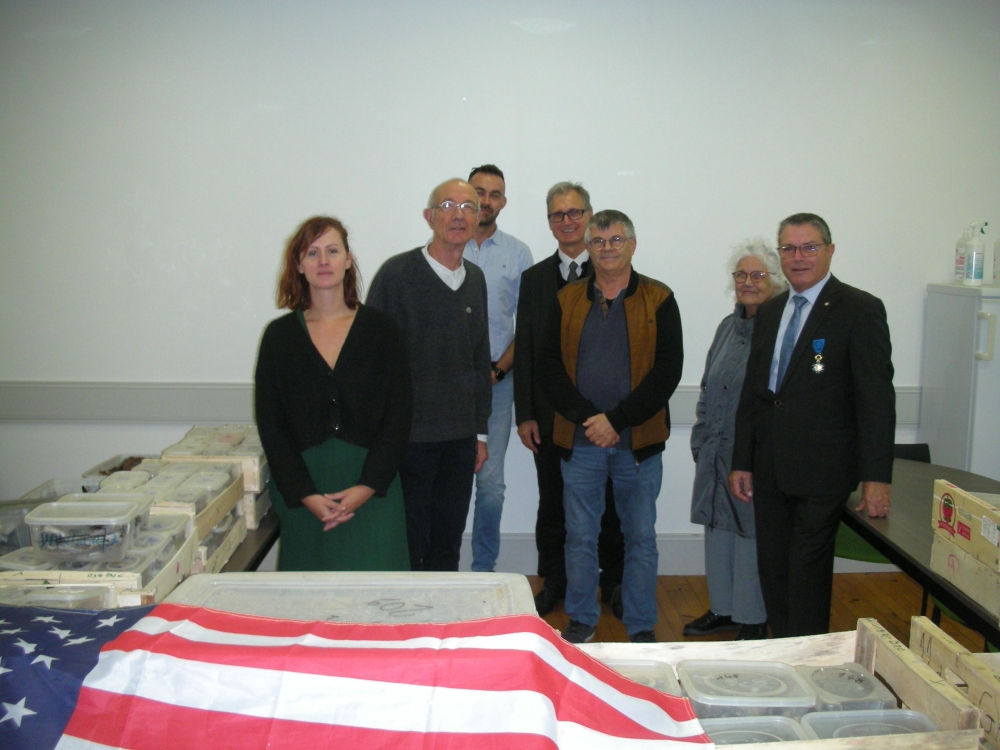 Remise de nombreux fragments de la forteresse B17 du Capitaine Charles ...